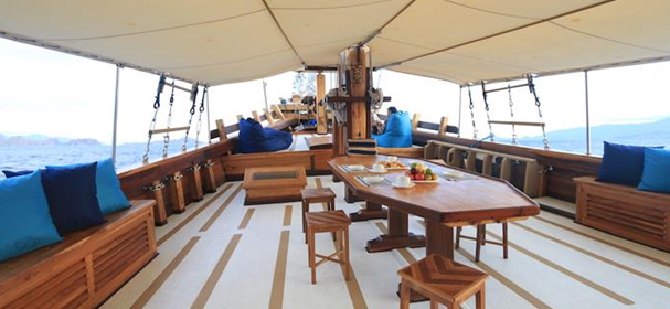 Liveaboard KM Tanaka Phinisi Cruise Boat Charter Komodo