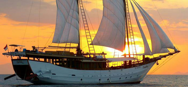 Liveaboard KM Tanaka Phinisi Cruise Boat Charter Komodo